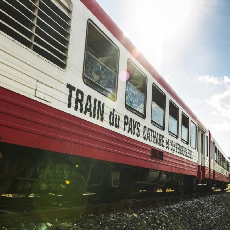 Le train rouge Cathare dans l'Aude